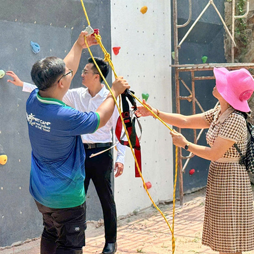 Leo núi nhân tạo – NV Sport Camp